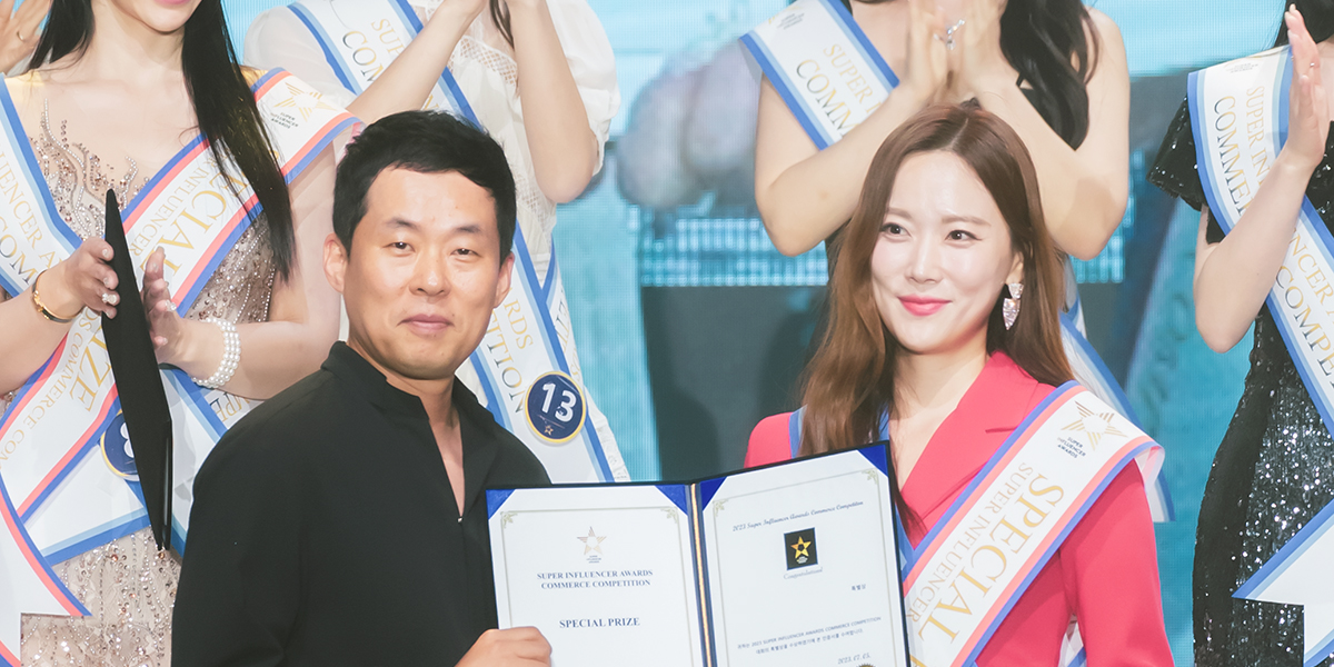 [bnt포토] '기념촬영하는 베스트sns상 김민경'(슈퍼인플루언서어워즈 커머스대전) | bnt뉴스