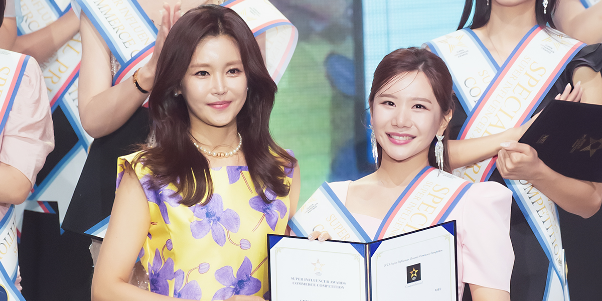 [bnt포토] '기념촬영하는 베스트쇼호스트상 최명서'(슈퍼인플루언서어워즈 커머스대전) | bnt뉴스