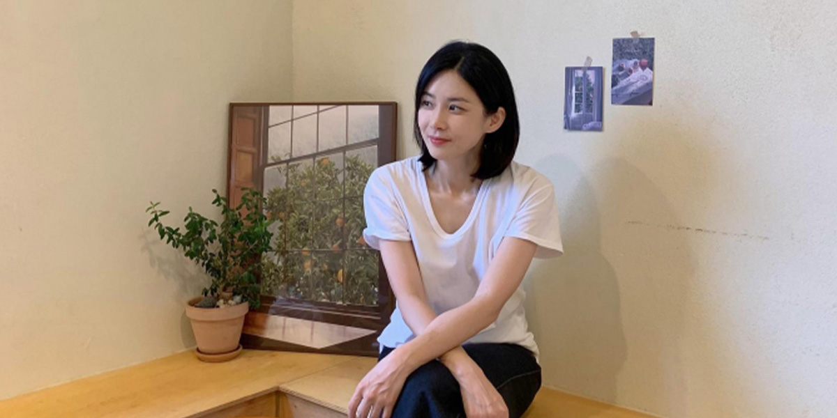 이보영, 흰 티셔츠+청바지면 ‘OK’... 청순 데일리룩 | bnt뉴스