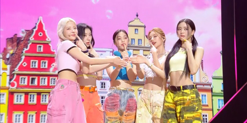 ‘밤의 공원’ ITZY, 최정훈과 시그니처 왕관 포즈→’CAKE’ 댄스 챌린지 ‘재미 UP’ | bnt뉴스