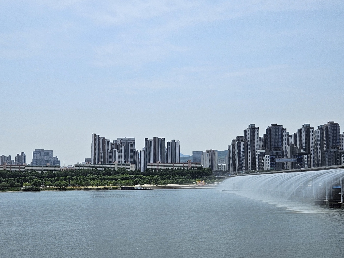 오늘날씨, 무더위 속 곳곳 소나기...광복절 징검다리 연휴 내내 ‘찜통’ | bnt뉴스
