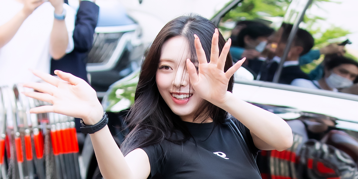 [bnt포토] 있지 유나 '골반여신의 양손인사란' | bnt뉴스