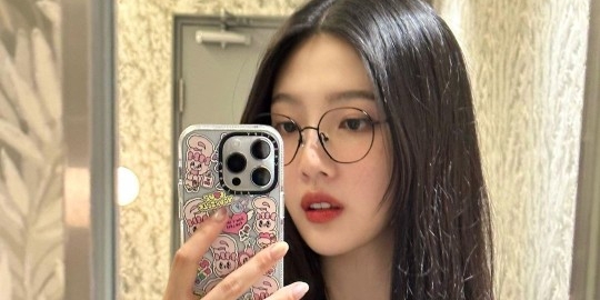 레드벨벳 조이, 안경도 잘 어울려… 수수한 모습 뽐내 | bnt뉴스