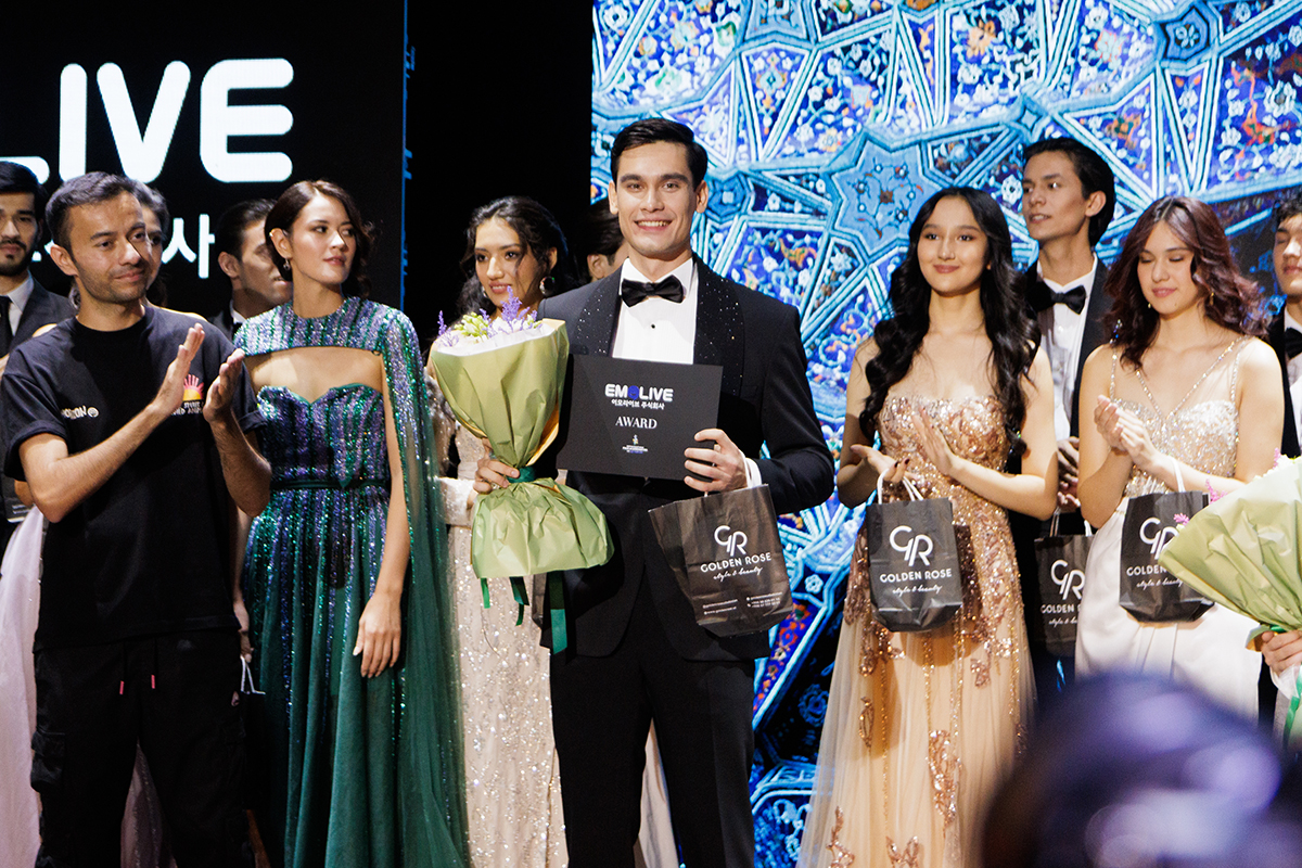 [포토] '기념촬영하는 이모라이브상 Ergashev Doniyor'(페이스 오브 우즈베키스탄) | bnt뉴스