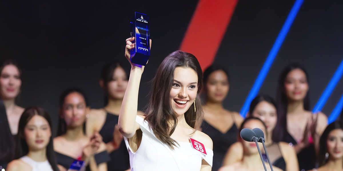 [포토] '우즈넥스상 수상하고 기뻐하는 모델 emiliya'(아시아모델페스티벌) | bnt뉴스