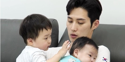 ‘슈돌’ 김준호 둘째 아들 정우, 생후 6개월에 폭풍 ‘뒤집기→배밀이’ 성공…국대 아빠 DNA! | bnt뉴스