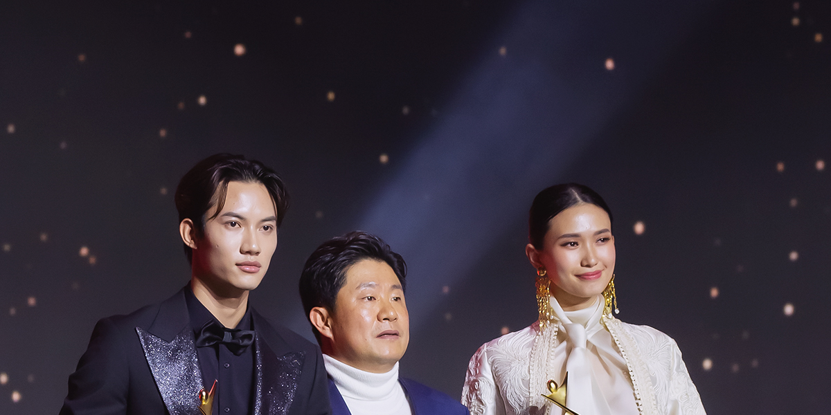 [포토] '수상 후 기념촬영하는 패셔니스타상 nguyen nam-evanny wityo'(아시아모델페스티벌) | bnt뉴스