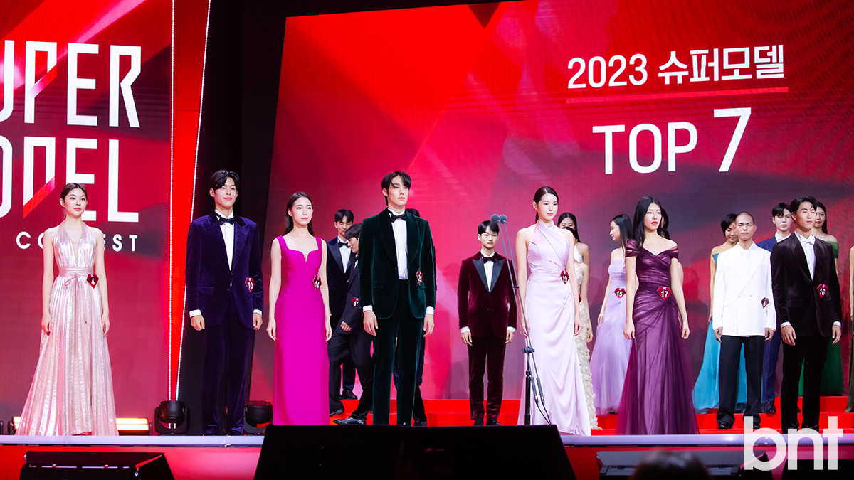 [포토] 김수빈-김현준-심서희-엄익제-유가은-윤은서-최진영 '2023 슈퍼모델 선발대회 top7' | bnt뉴스