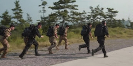 ‘강철부대3’ UDT vs 707, 300kg 보급 행군 중 신경전 발발 “좀 비켜!” | bnt뉴스