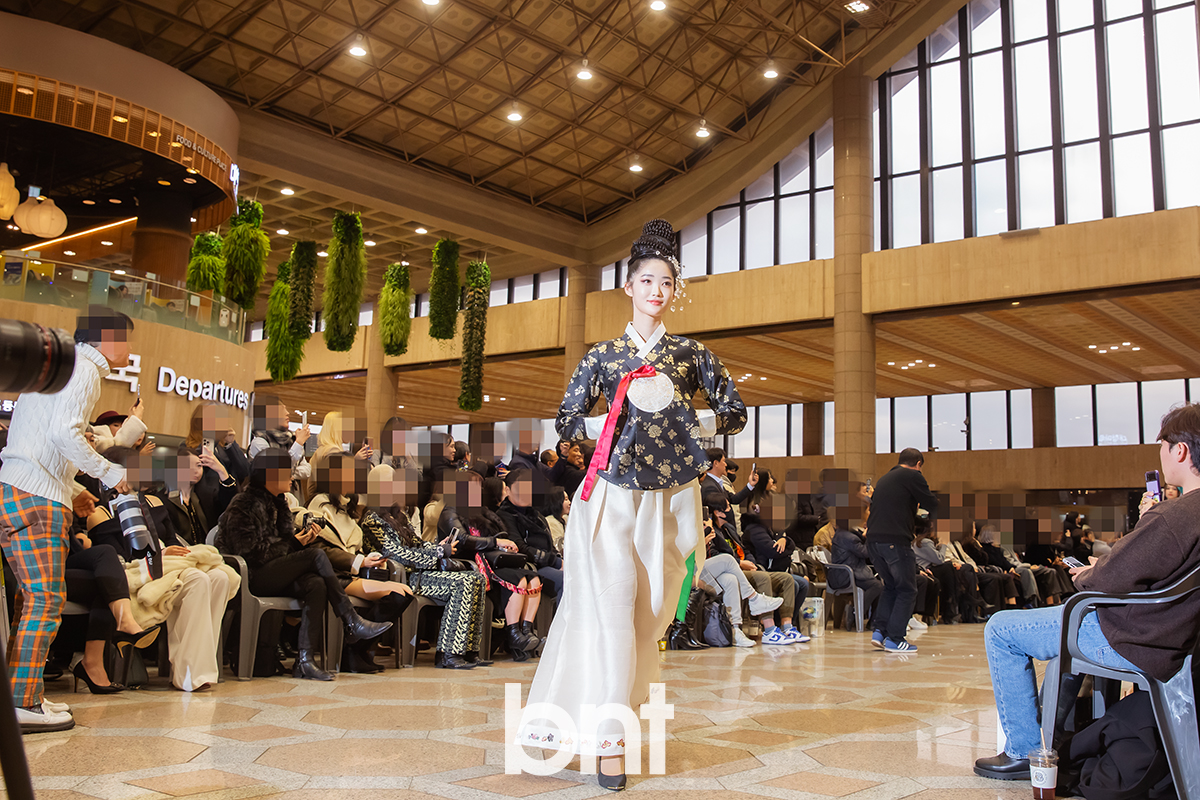 [포토] '김포국제공항 수놓은 한국의 미'(K365패션쇼) | bnt뉴스