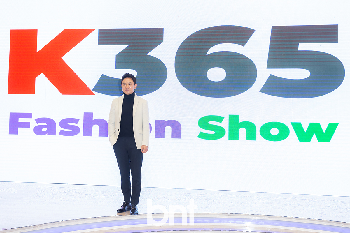 [포토] '기념촬영하는 아시아모델협회 조우상 회장'(K365패션쇼) | bnt뉴스