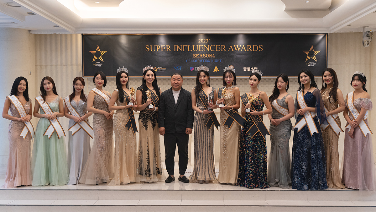 [포토] '수상자들과 기념촬영하는 된장김 김용균 대표'(2023 슈퍼인플루언서어워즈 수상자 축하의 밤' | bnt뉴스