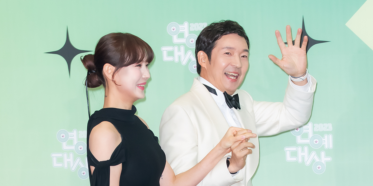 [포토] 박여원-최경환 '긴장한 아내 vs 한껏 신난 남편'(KBS 연예대상) | bnt뉴스