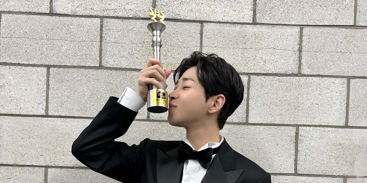 딘딘, 2023 SBS 연예대상 ‘라디오 DJ상’ “앞으로도 친근하게 소통하겠다” | bnt뉴스