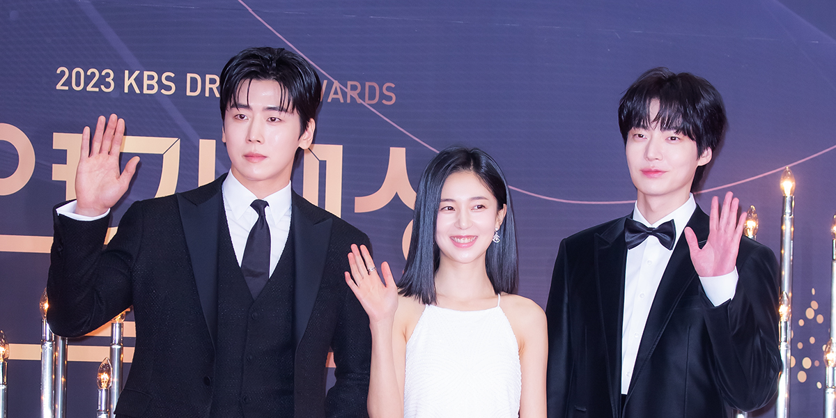 [포토] 정의제-백진희-안재현 '오른손 둘, 왼손 하나'(kbs연기대상) | bnt뉴스