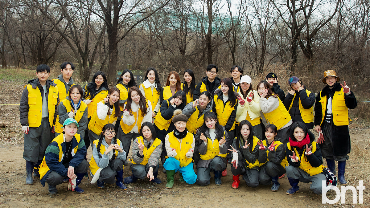 [포토] 여의샛강생태공원에서 비오톱 만들기 봉사 마치고 기념촬영하는 bnt 봉사단 'You&Me(유앤미)' | bnt뉴스