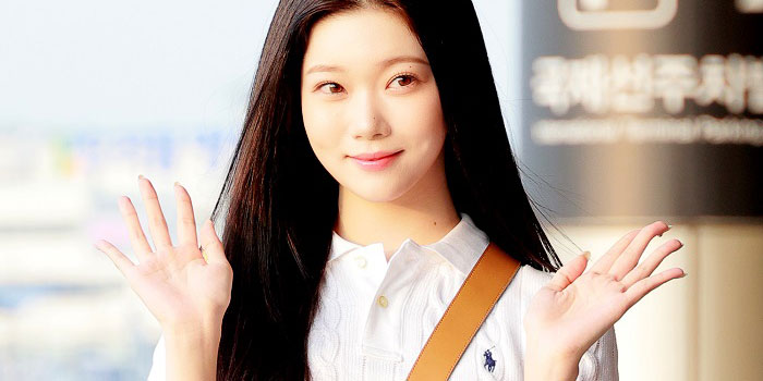 빌리 츠키, ‘랄프 로렌’ 폴로 니트 원피스로 완성한 ‘산뜻’ 공항패션 | bnt뉴스