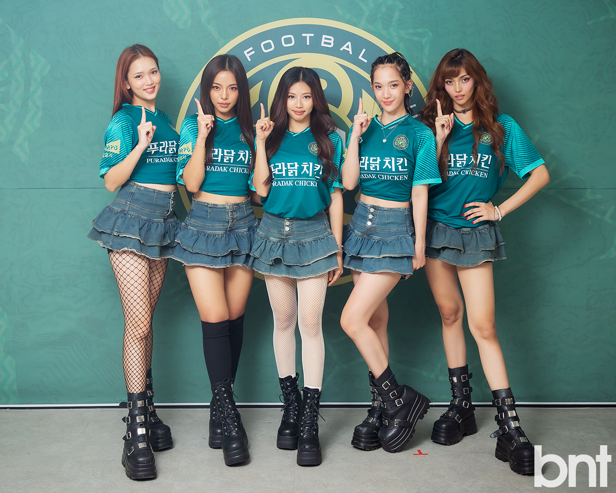 [포토] YGIG 헤이즐린-매그-비엔-주엘-알렉시 '김포FC 경기 축하공연 왔어요' | bnt뉴스