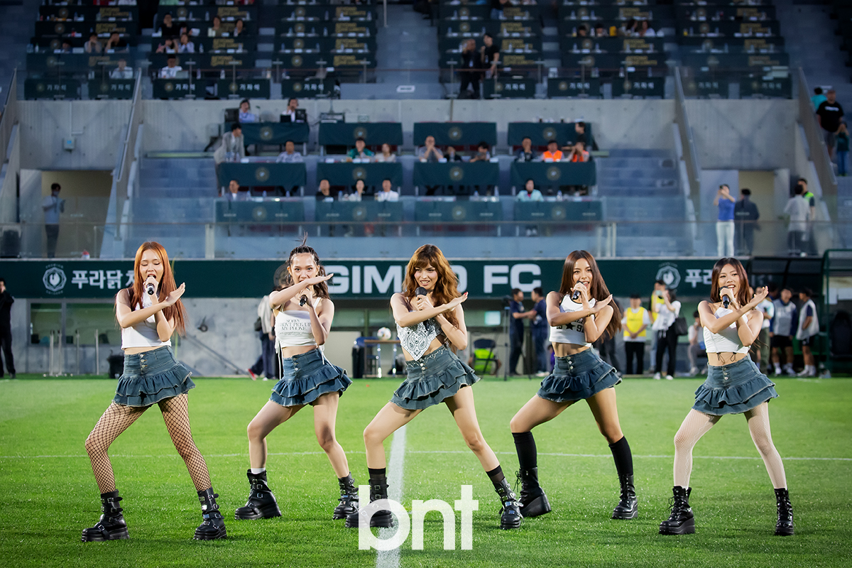 [포토] YGIG '김포FC 승리를 기원하는 칼군무' | bnt뉴스