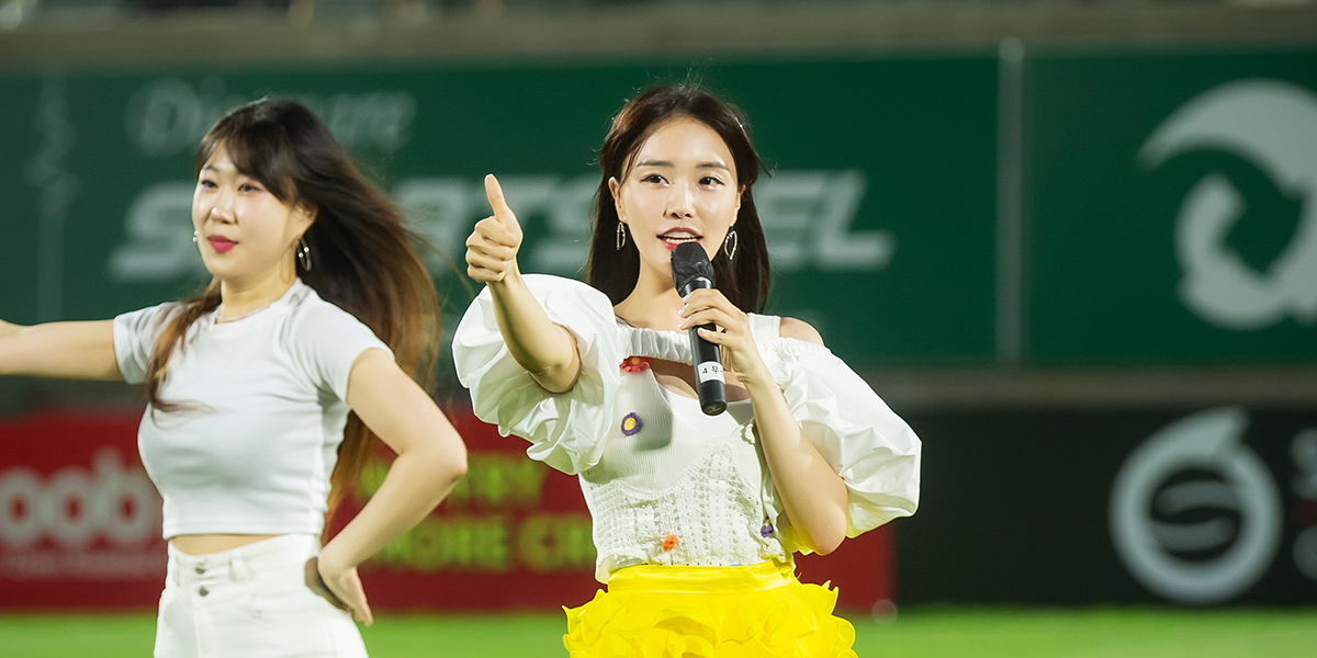 [포토] 가수 문송희 '김포FC가 최고' | bnt뉴스