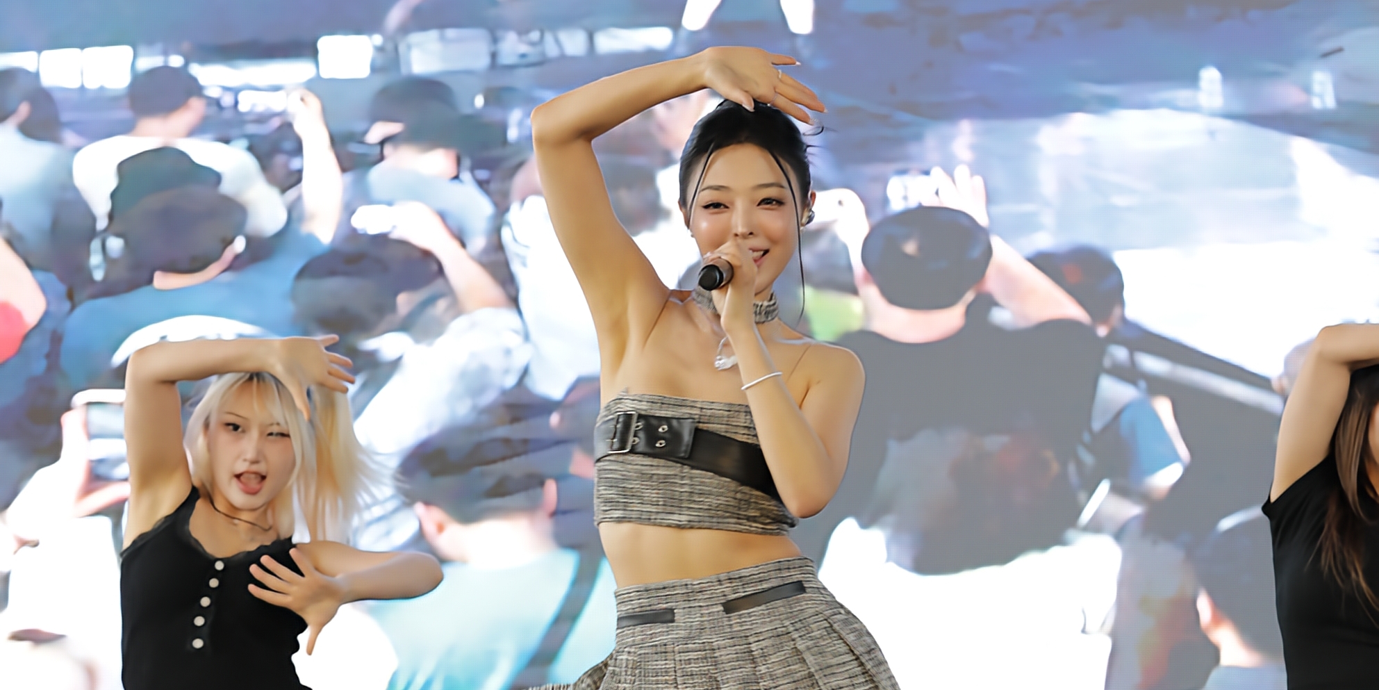 헤니, 모델 활동 중 ‘진바비’ 위해 음원 발매 전 ‘La Barbie’ 깜짝 공연 | bnt뉴스