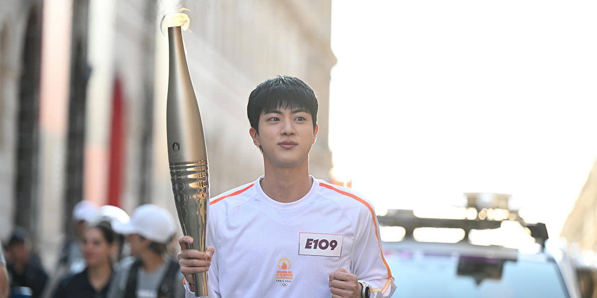 BTS 진, ‘2024 파리 올림픽’ 성화봉송 화제 | bnt뉴스