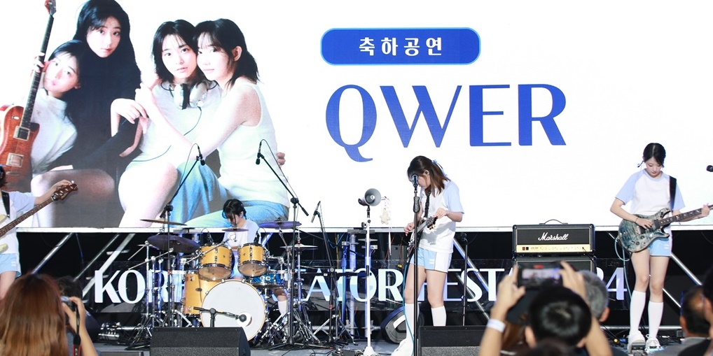 2024 크리에이터 미디어 산업대전 in 인천서 공연하는 QWER [포토] | bnt뉴스