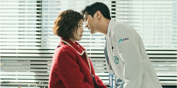 ‘DNA 러버’ 최시원X정인선, 야릇 미묘 ‘1mm 초밀착 터치’ 현장 포착 | bnt뉴스