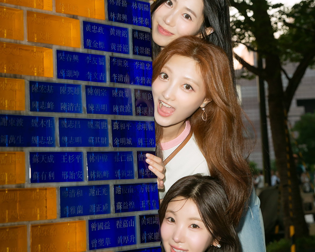 아일리원(ILY:1) 엘바-로나-나유 '빼꼼, 사랑의 꽃이 피었습니다' [화보] | bnt뉴스