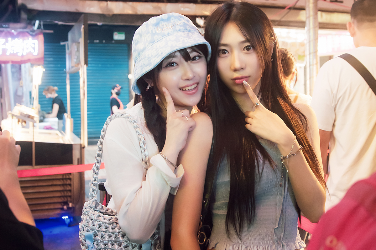 아일리원(ILY:1) 리리카-엘바 '야시장 수놓은 깜찍美' [화보] | bnt뉴스