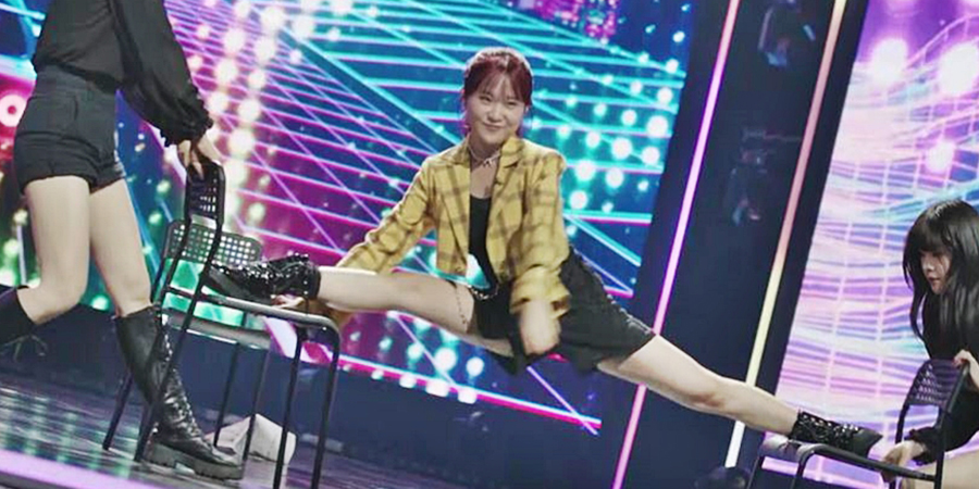 ‘한일톱텐쇼’ 김다현, 180도 일자 다리 찢기 퍼포먼스 | bnt뉴스