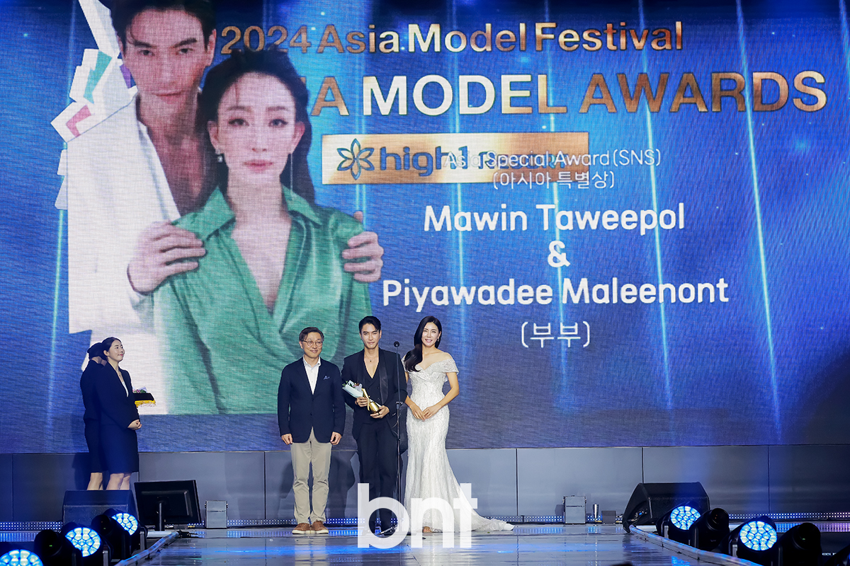 '기념촬영하는 아시아특별상 SNS 부문 MAWIN'(아시아모델어워즈) [포토] | bnt뉴스