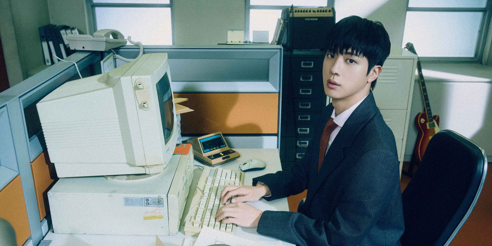 BTS 진 솔로 앨범 ‘Happy’, 美 그래미 “11월에 꼭 들어야할 앨범” 선정 | bnt뉴스