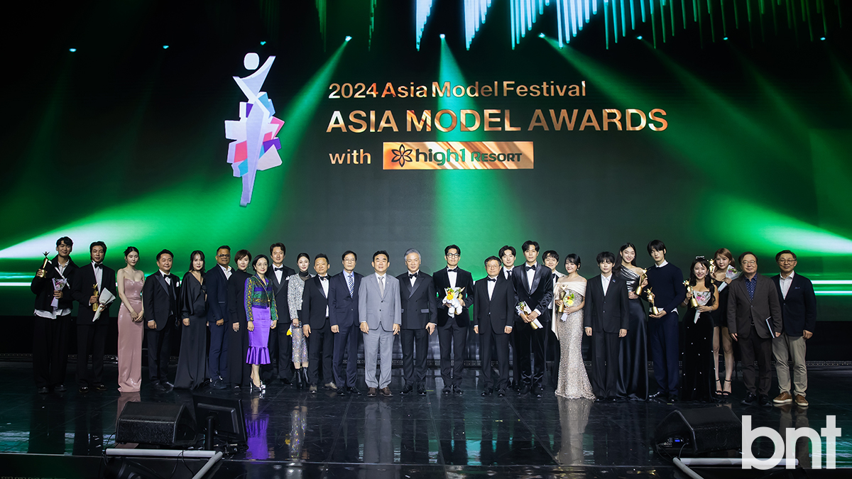 '아시아모델어워즈에서 기념촬영하는 vip-수상자들' [포토] | bnt뉴스