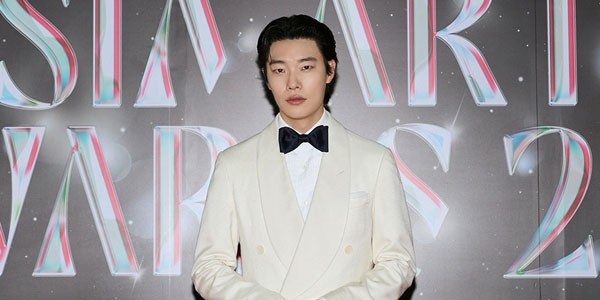 류준열, ‘AAA 2024’ 첫 MC 안정적 활약&베스트 아티스트상 수상 | bnt뉴스