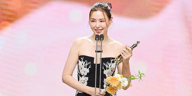이하늬, ‘MBC 연기대상’ 최우수상 수상... 총 7관왕 달성 | bnt뉴스