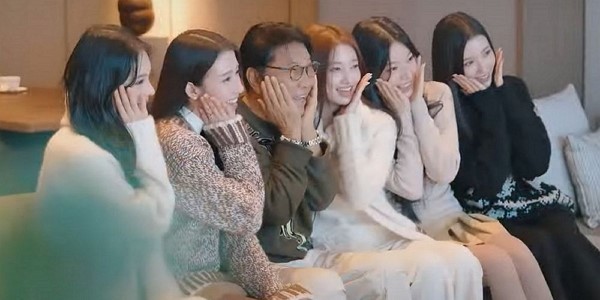 SM 떠난 이수만, 걸그룹 틈에서 ‘꽃받침’ | bnt뉴스