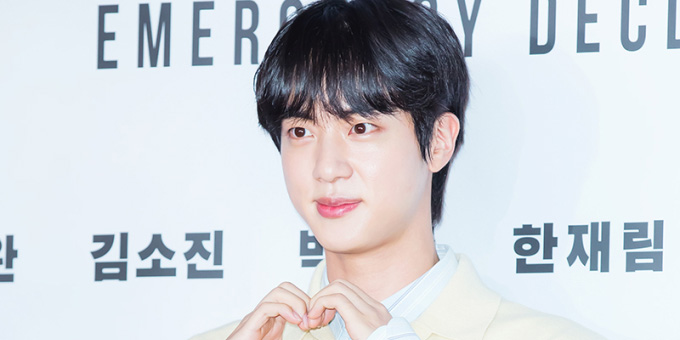 BTS 진 ‘기습 뽀뽀’한 日여성 성추행 혐의 입건 | bnt뉴스