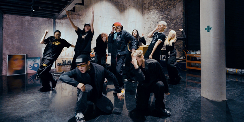 지드래곤, 그루브 넘치는 춤선...‘TOO BAD’ 퍼포먼스 영상 공개 | bnt뉴스