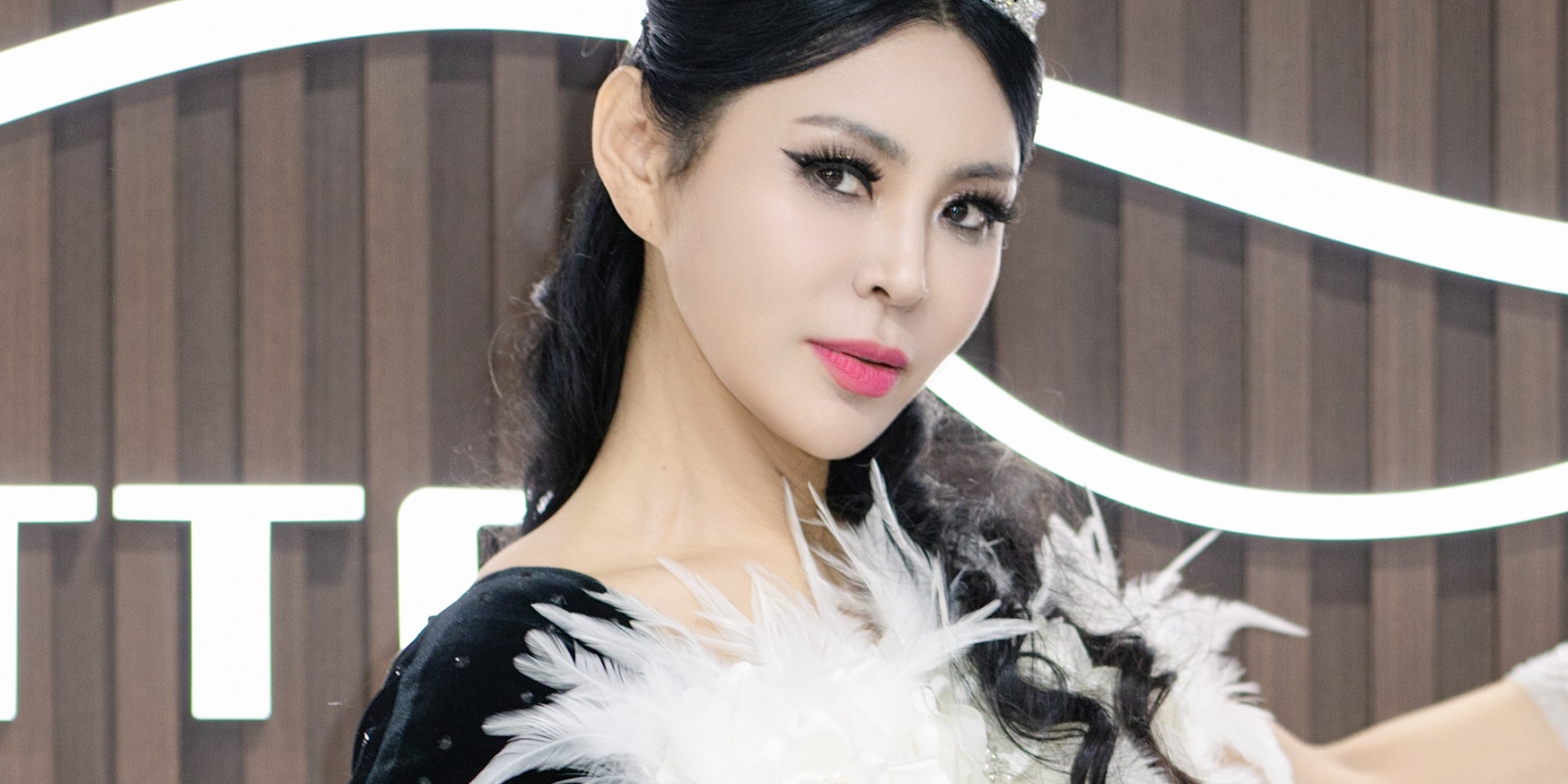 랑유 김정아, 김학남 45주년 기념콘서트서 콜라보 무대 선봬 "패션과 음악의 환상적인 조화 돋보여" | bnt뉴스