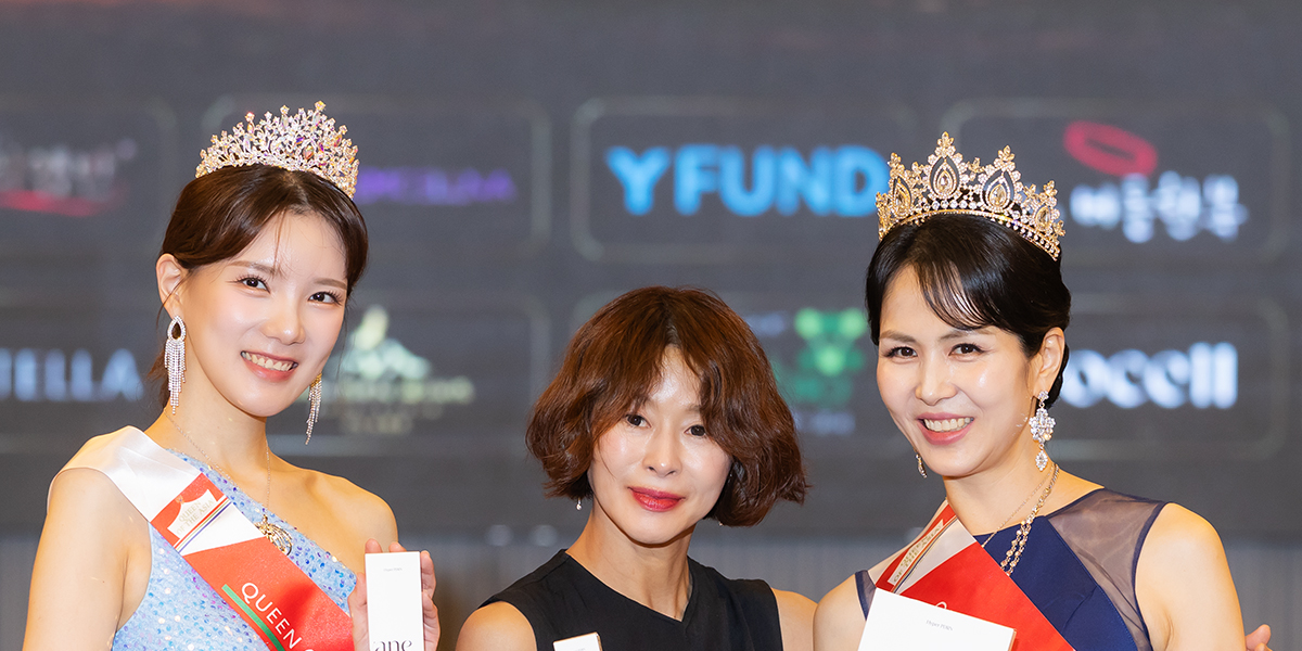 '제론셀베인 제품 들고 기념촬영하는 고윤설-예지원-김시현'(2025 퀸오브더아시아 수상자의 밤) [포토] | bnt뉴스