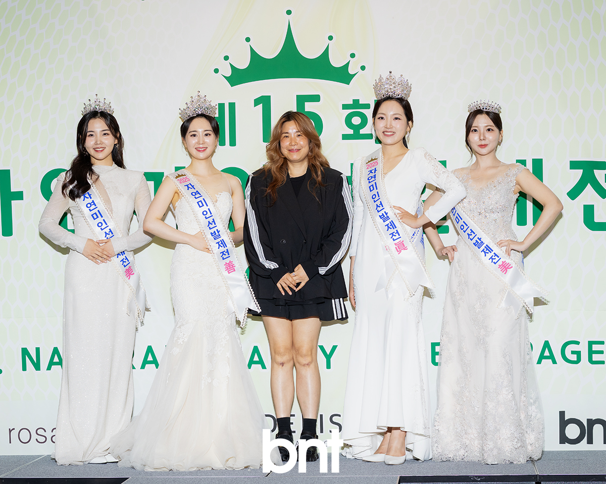 '제15회 자연미인선발제전 2025' 진선미와 기념촬영하는 로자스포스 대표 최명 [포토] | bnt뉴스