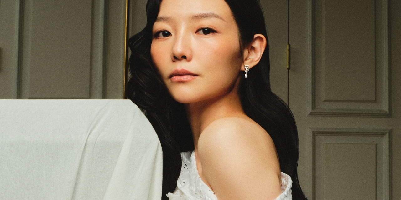 이솜, 팔색조 매력 공개 [화보] | bnt뉴스