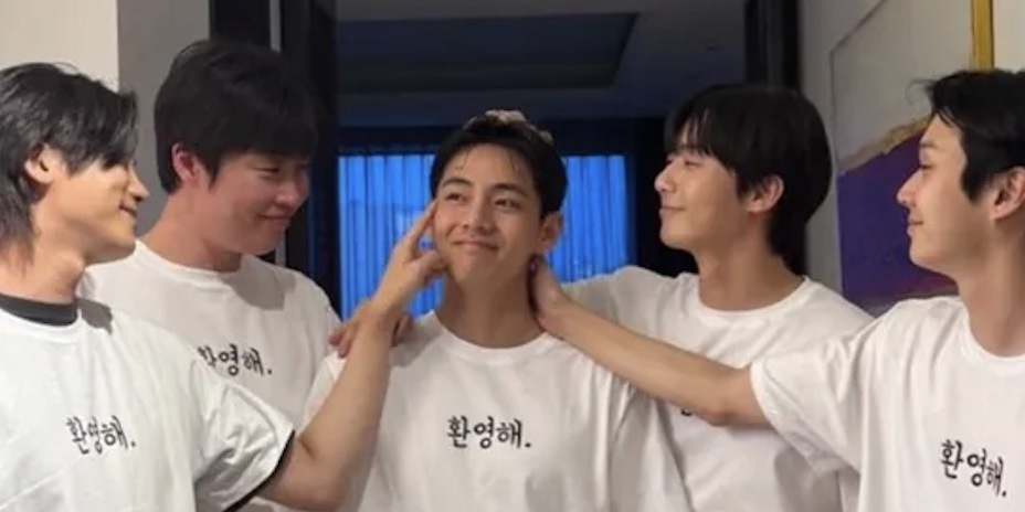 BTS 뷔, 우가팸 사랑 한몸에... 전역 축하 파티 “감사해” | bnt뉴스