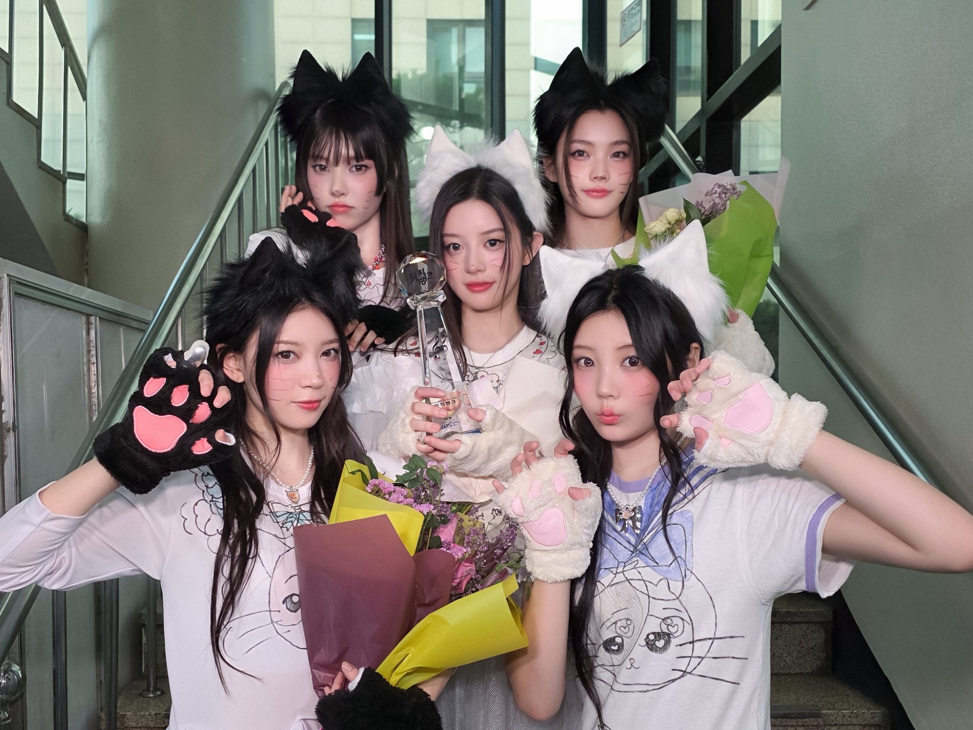 아일릿, ‘빌려온 고양이’ 첫 1위 | bnt뉴스