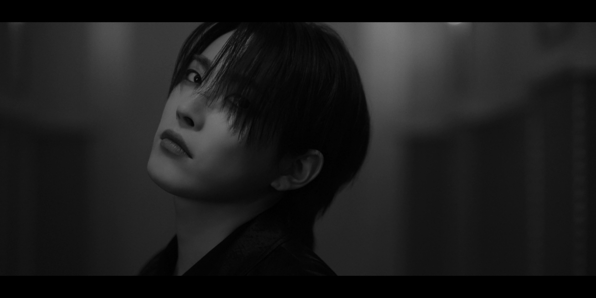 에이티즈, 흑백 영화 같은 ‘인 유어 판타지’ MV 티저 공개 | bnt뉴스