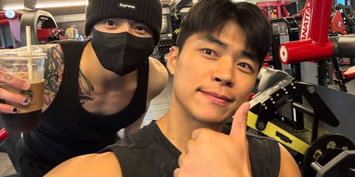 BTS 정국, 성난 어깨에 새로운 타투 포착 | bnt뉴스