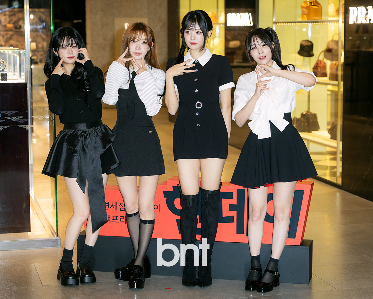 QWER 쵸단-마젠타-히나-시연 '현데이 많이많이 오세요' [포토] | bnt뉴스