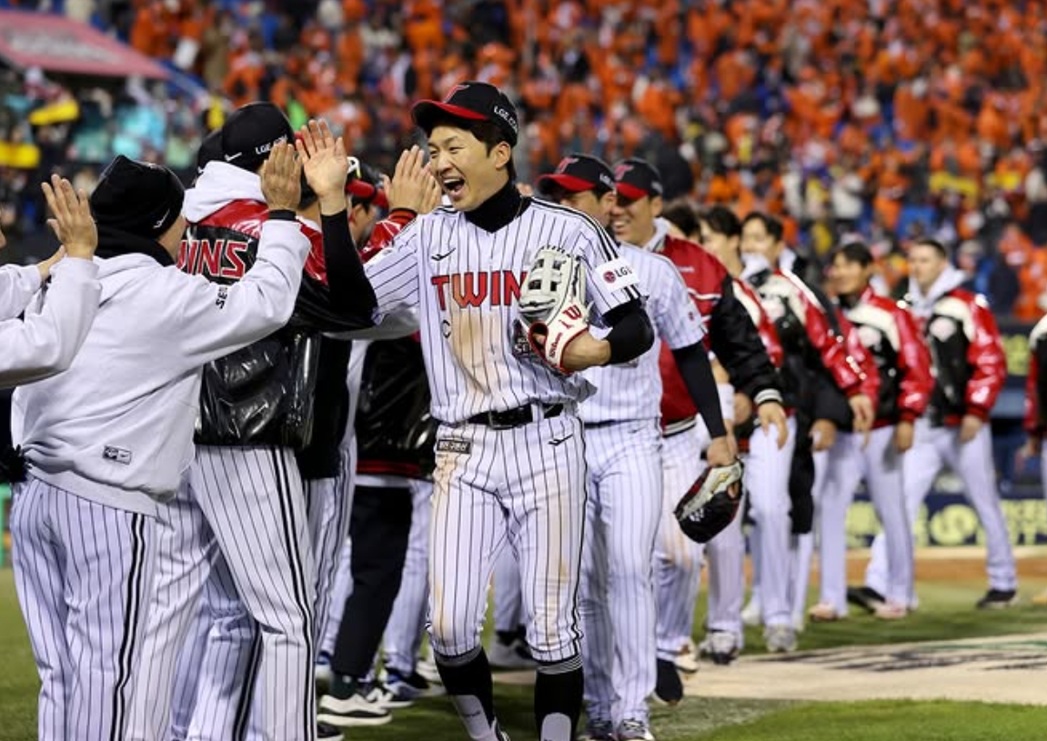 LG 트윈스, 한화에 2연승 한국시리즈 우승 눈앞 | bnt뉴스